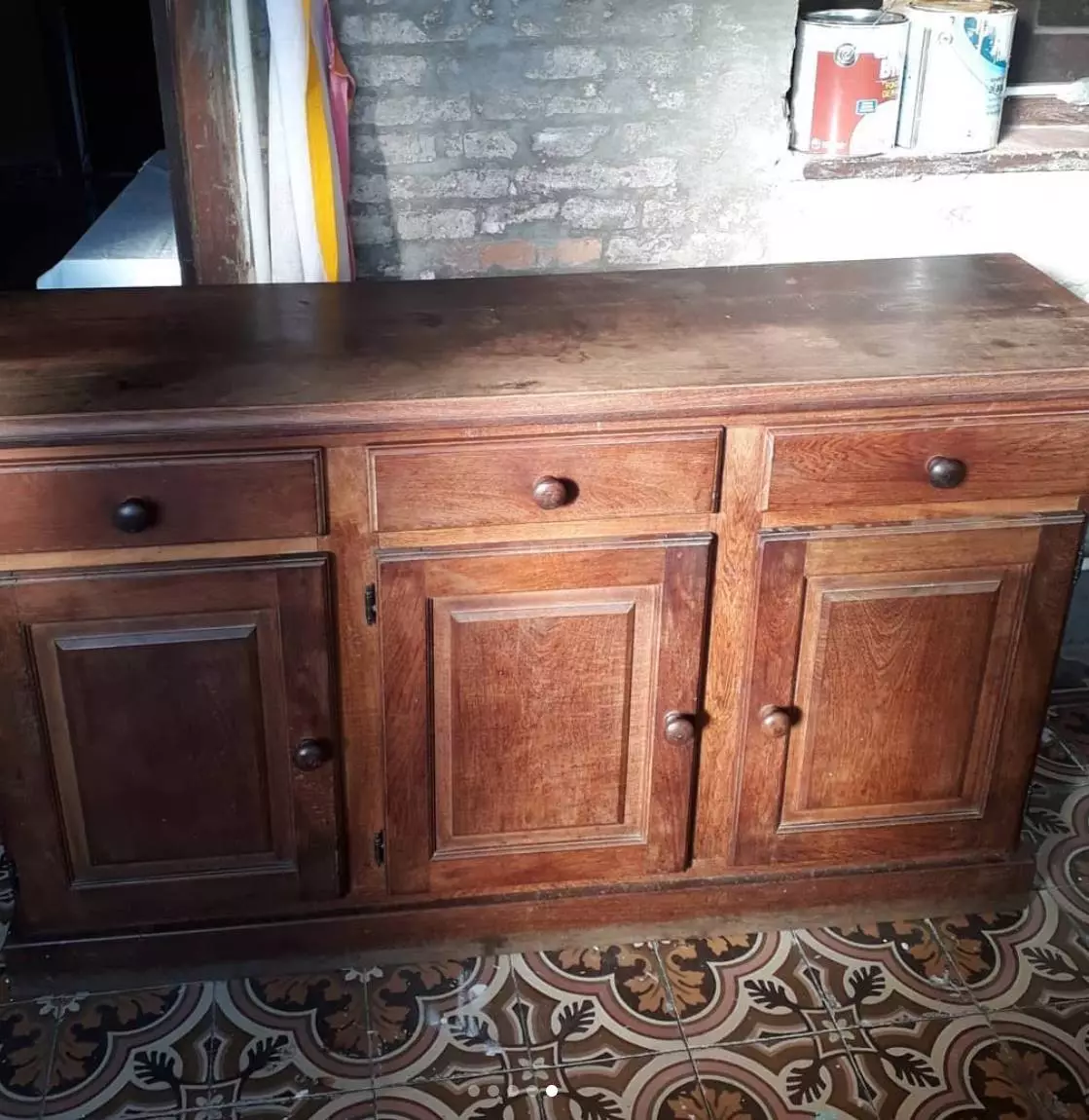 Antieke hout sideboard met laaie en deure