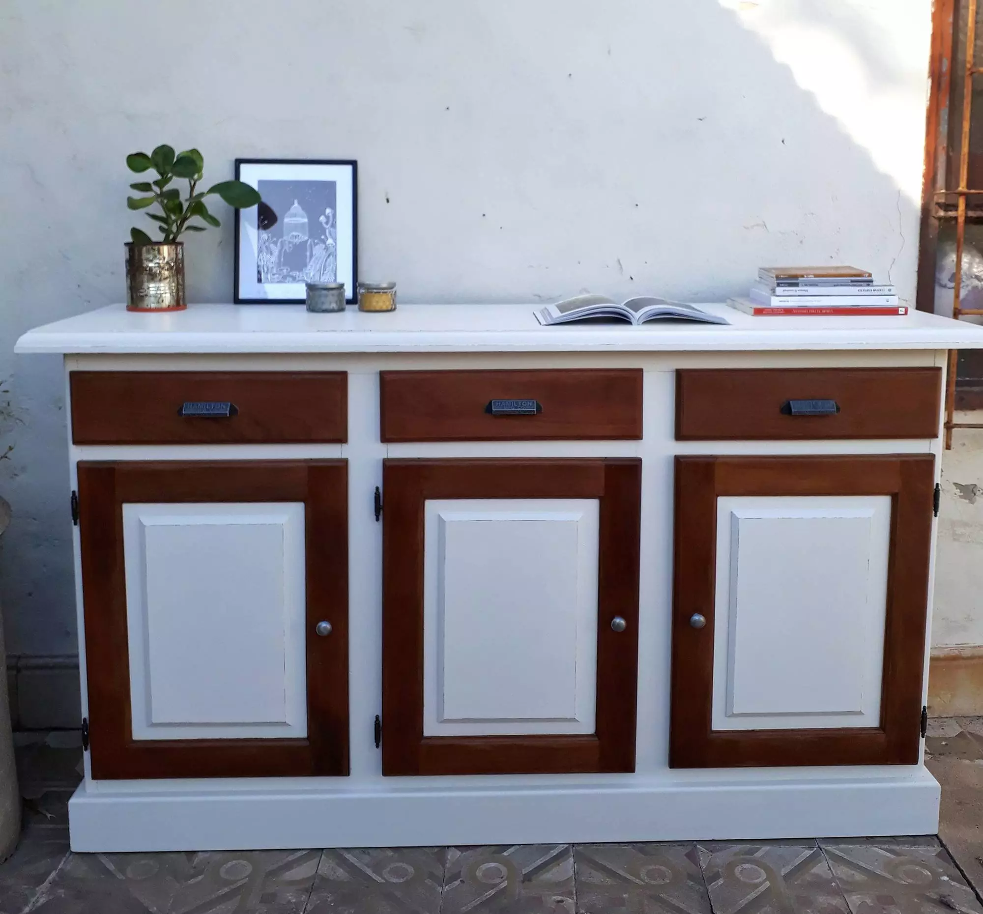 Gerestaureerde hout sideboard met wit geverfde deure en bord