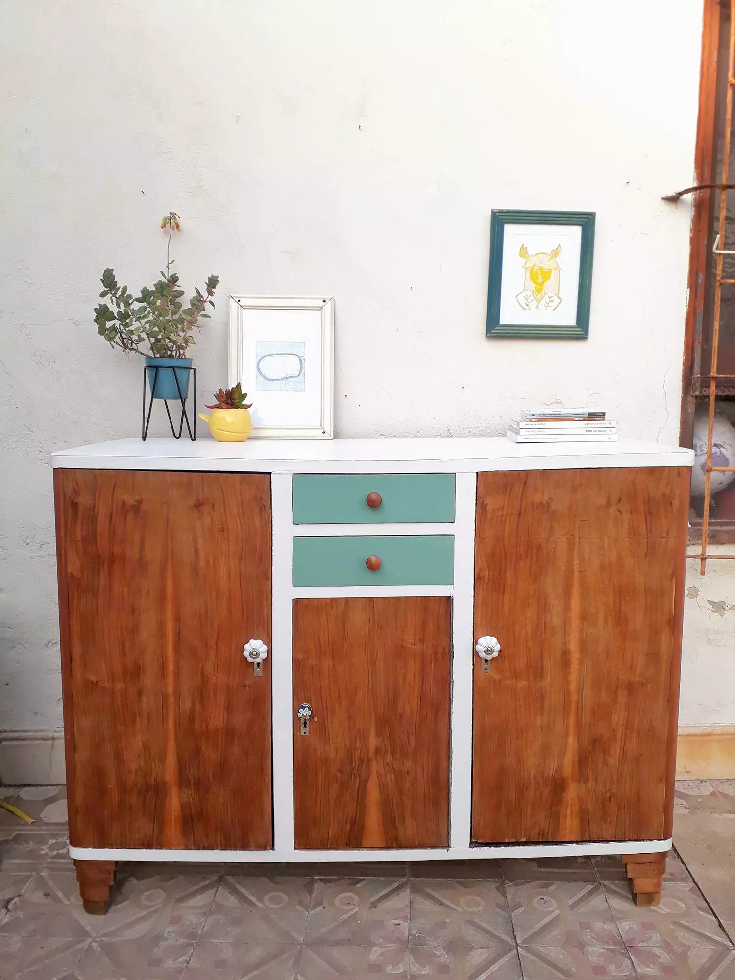 Gerestaureerde hout sideboard met turkoois geverfde laaie