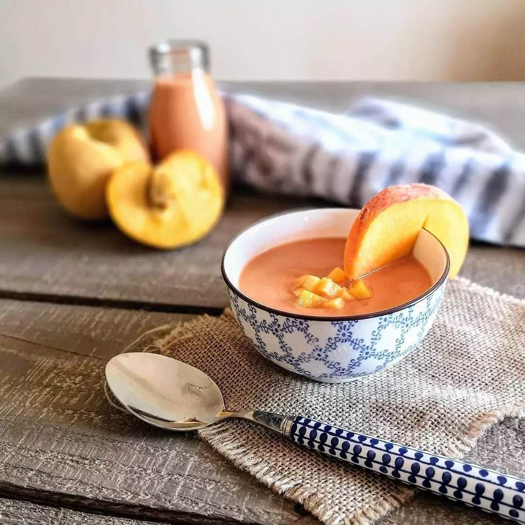 O gazpacho de melocotón de Muriel está a cociñar. gazpacho de pexego