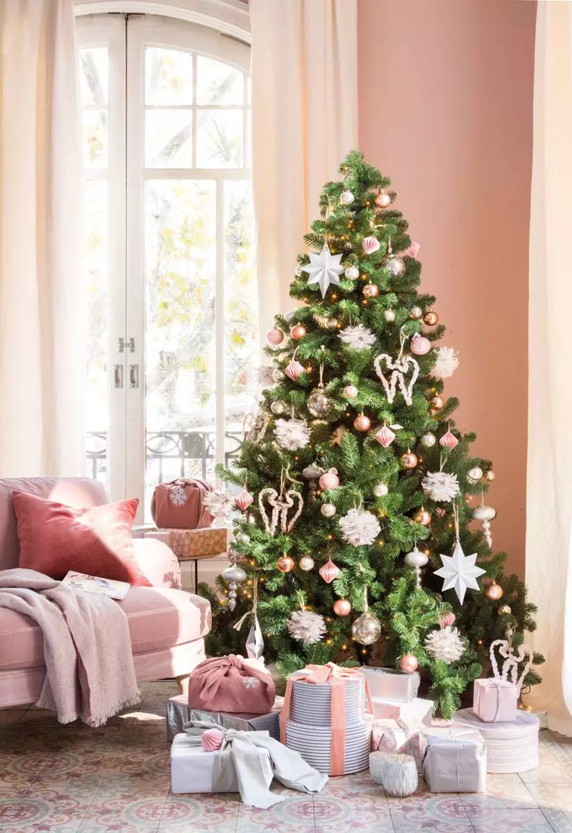 christmas-tree-sa-living-room-na may-pink-tones 470956