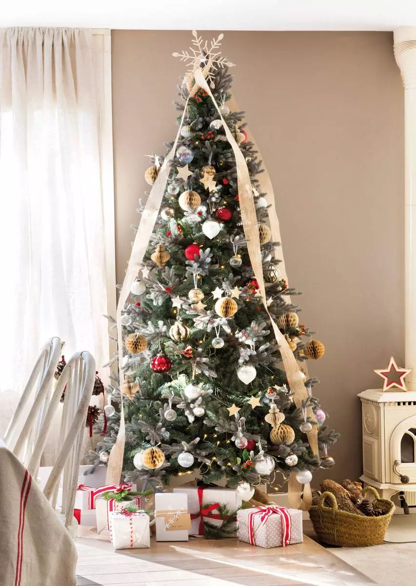 christmas-tree-na may-ribbons-sa-living-room-beige-tones 470864