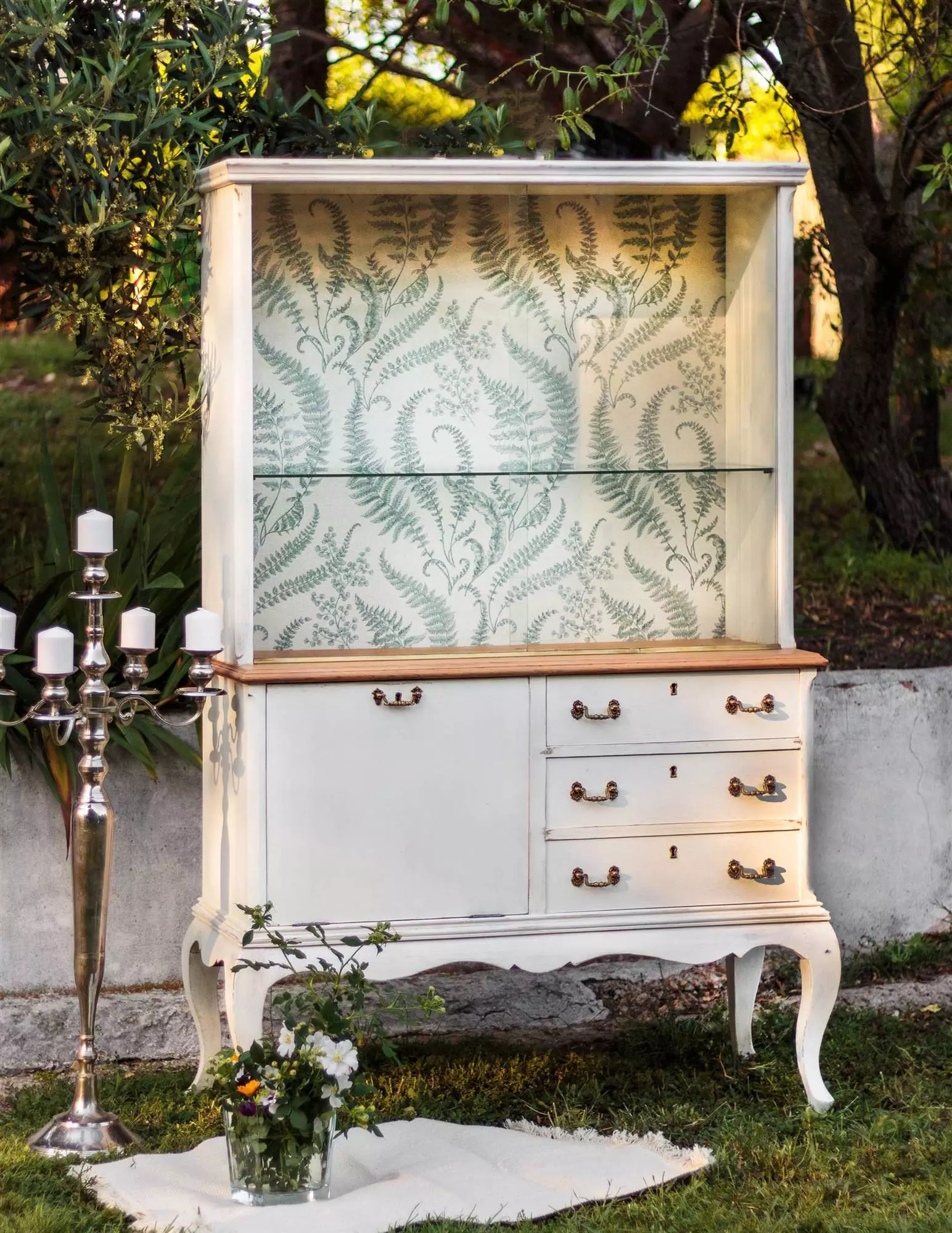 Vitrine restaurée peinte en blanc et ornée d'un tissu aux motifs végétaux