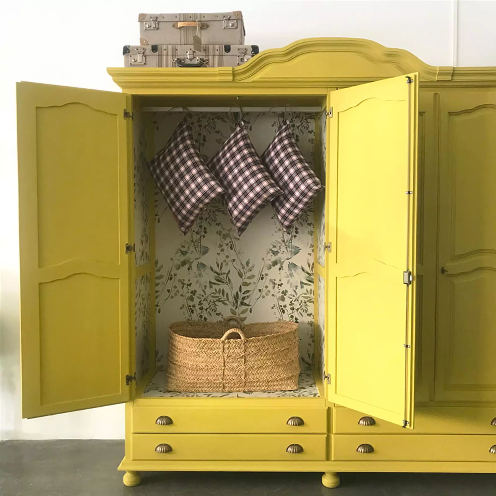 Armoire peinte en jaune craie et décorée de papier peint