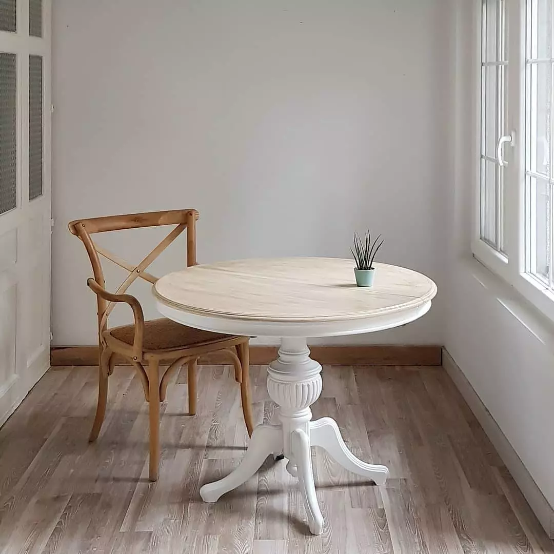 Table à manger ancienne restaurée avec du bois décapé et de la craie blanche peinte