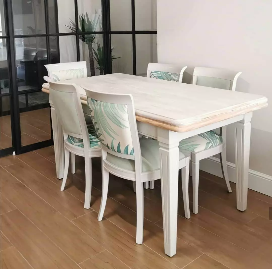 Salle à manger moderne avec table et chaises peintes à la craie