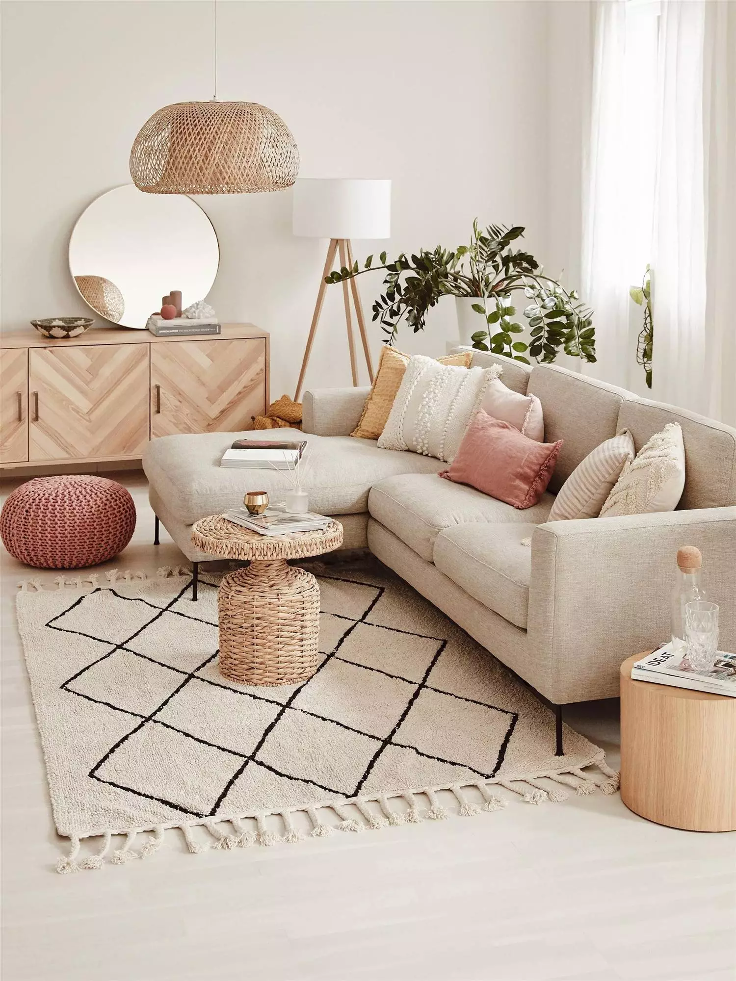 Boho stil stue med sofa med beige chaiselong fra Pinterest