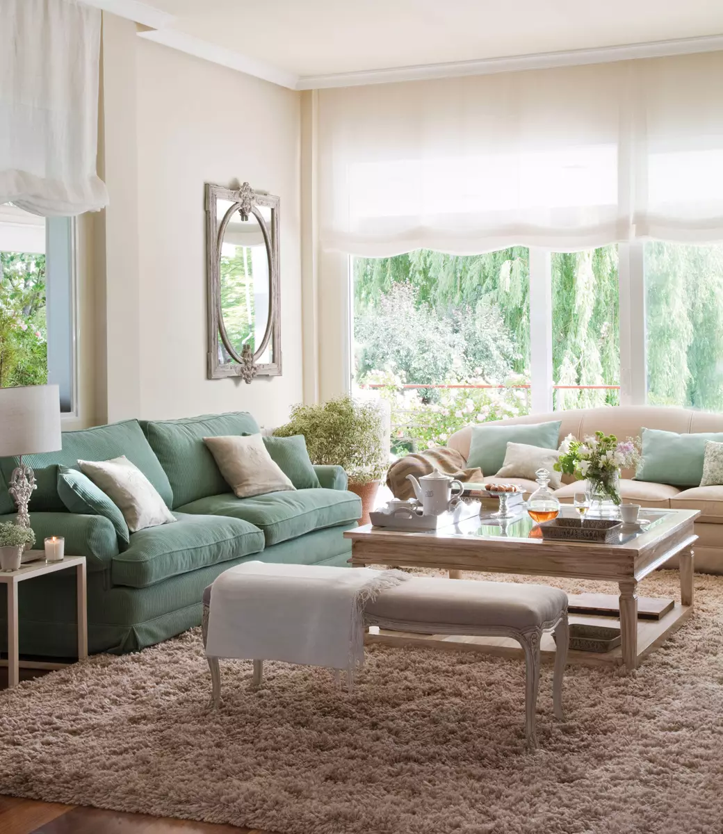 Phòng khách màu xanh lá cây với ghế sofa