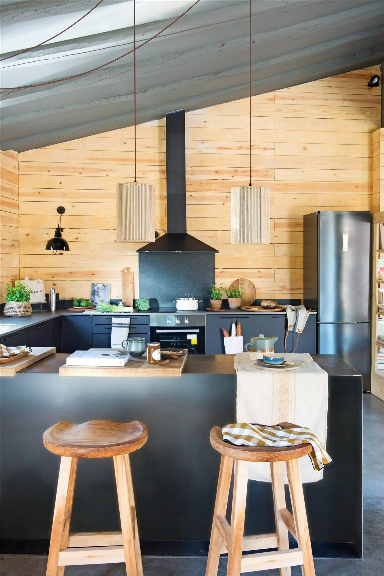 black-kitchen-with-wood-cladding-00513666 O