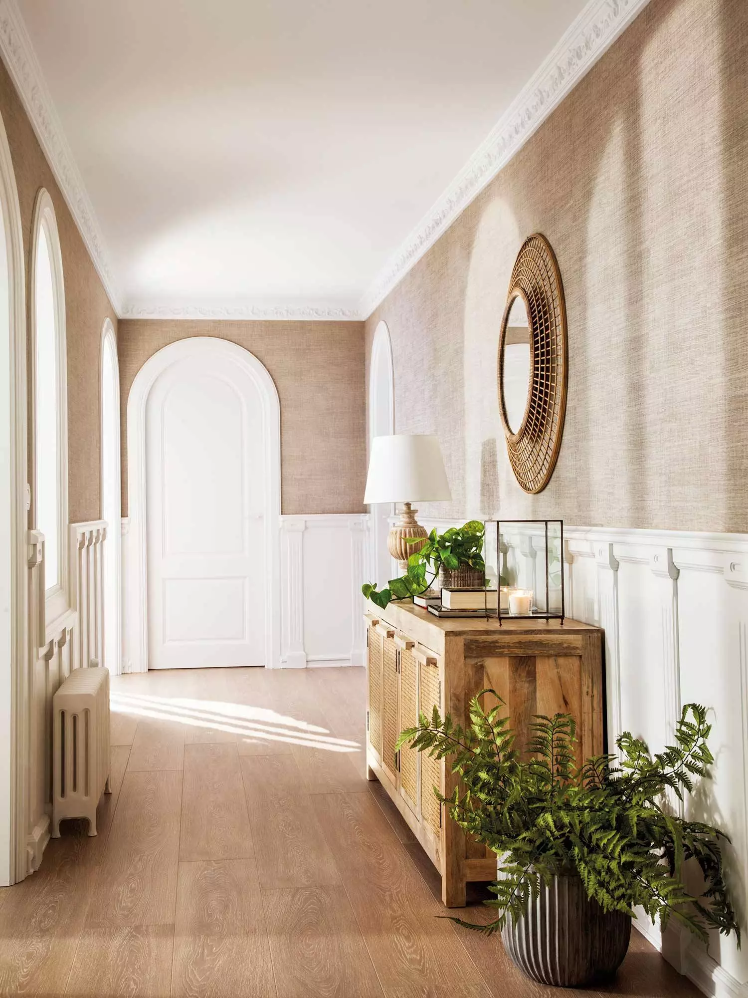 Hallway na may corridor at chest of drawers at puting wainscot 00506950