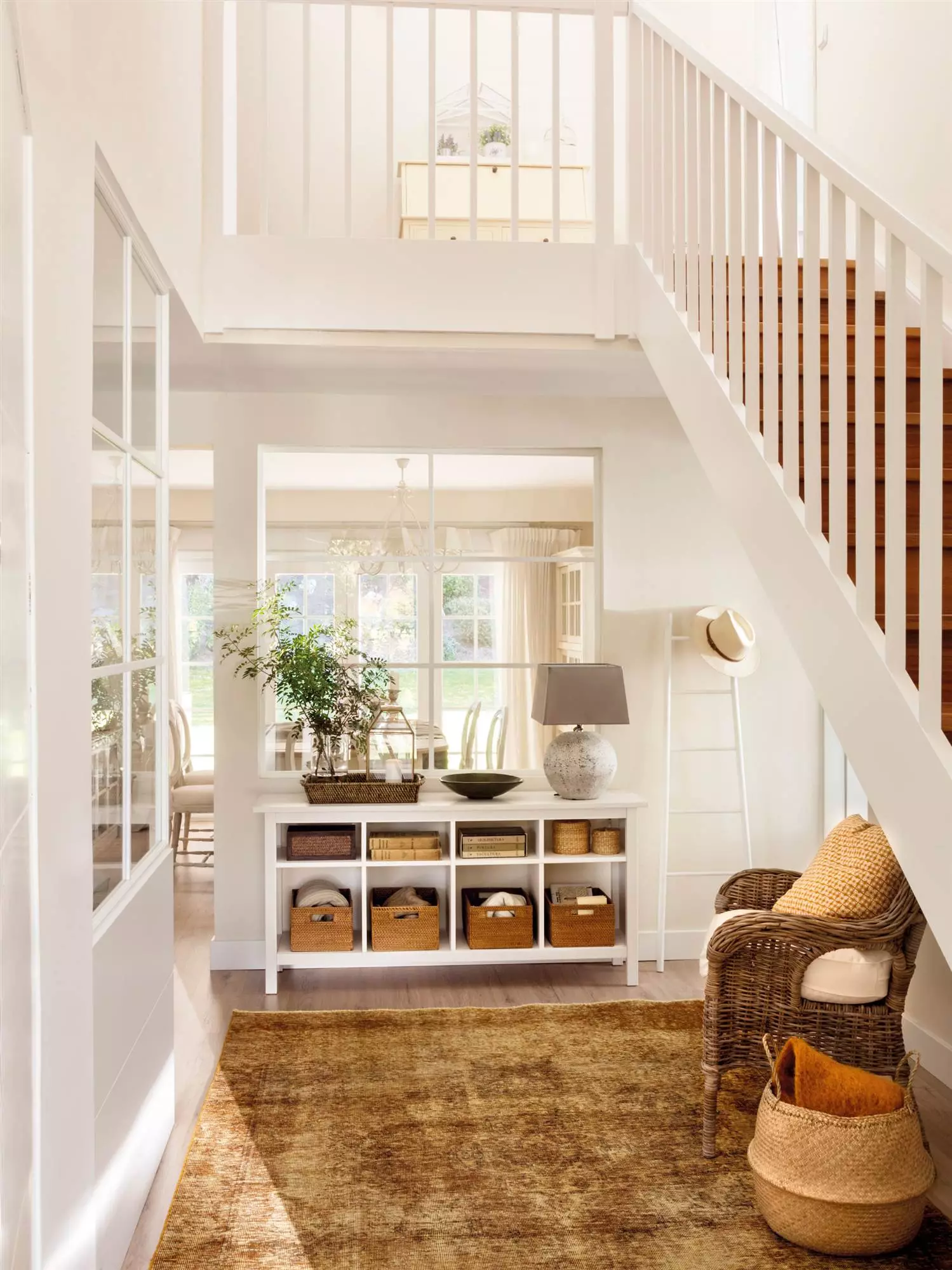 Hall blanc avec escalier et moquette en fibre et armoire avec paniers