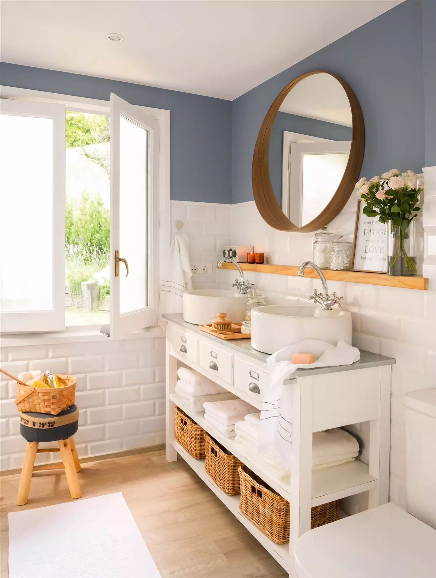 Salle de bain aux murs bleus et carrelage blanc