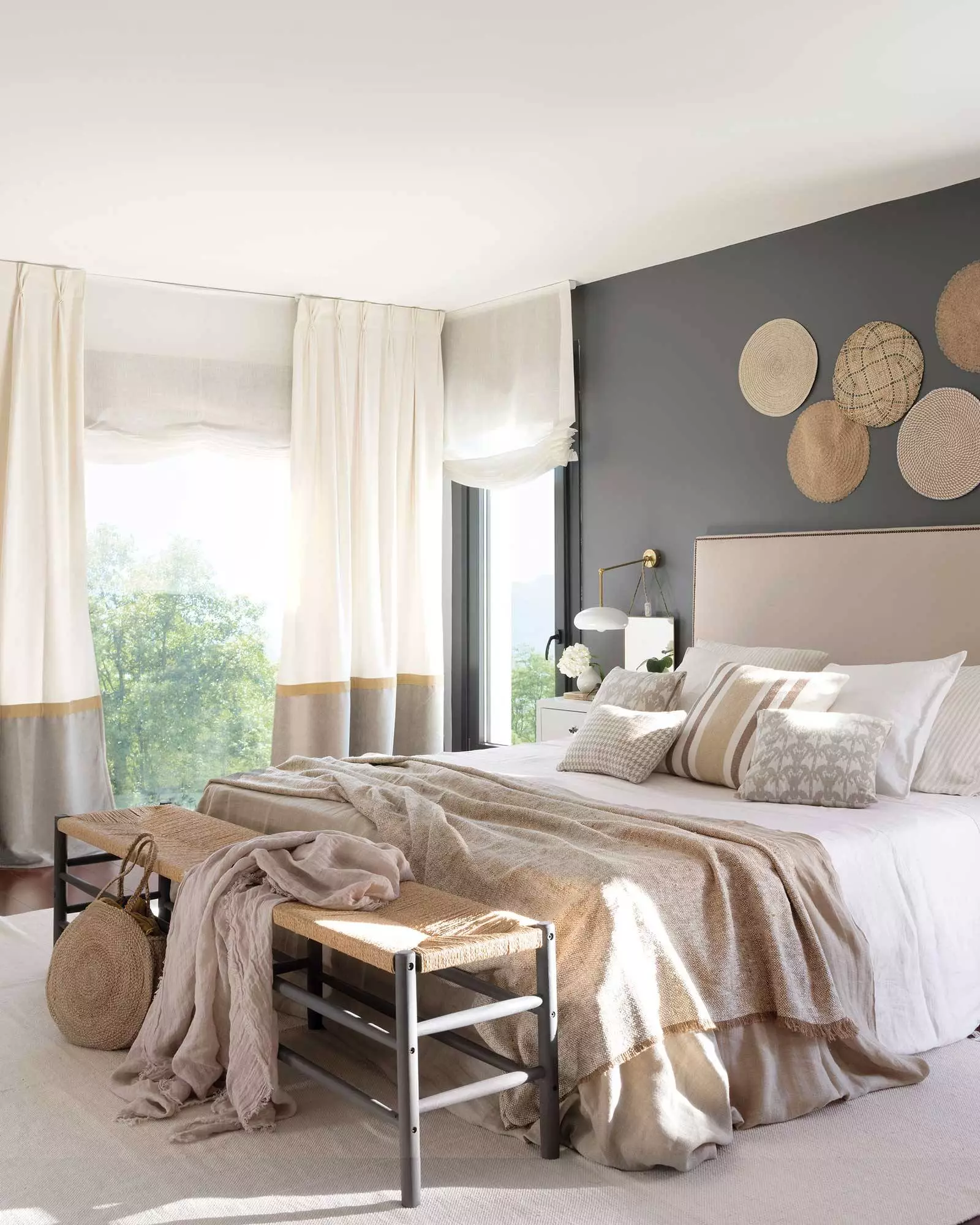 Chambre à coucher avec mur gris foncé et rideaux de velours 00527481