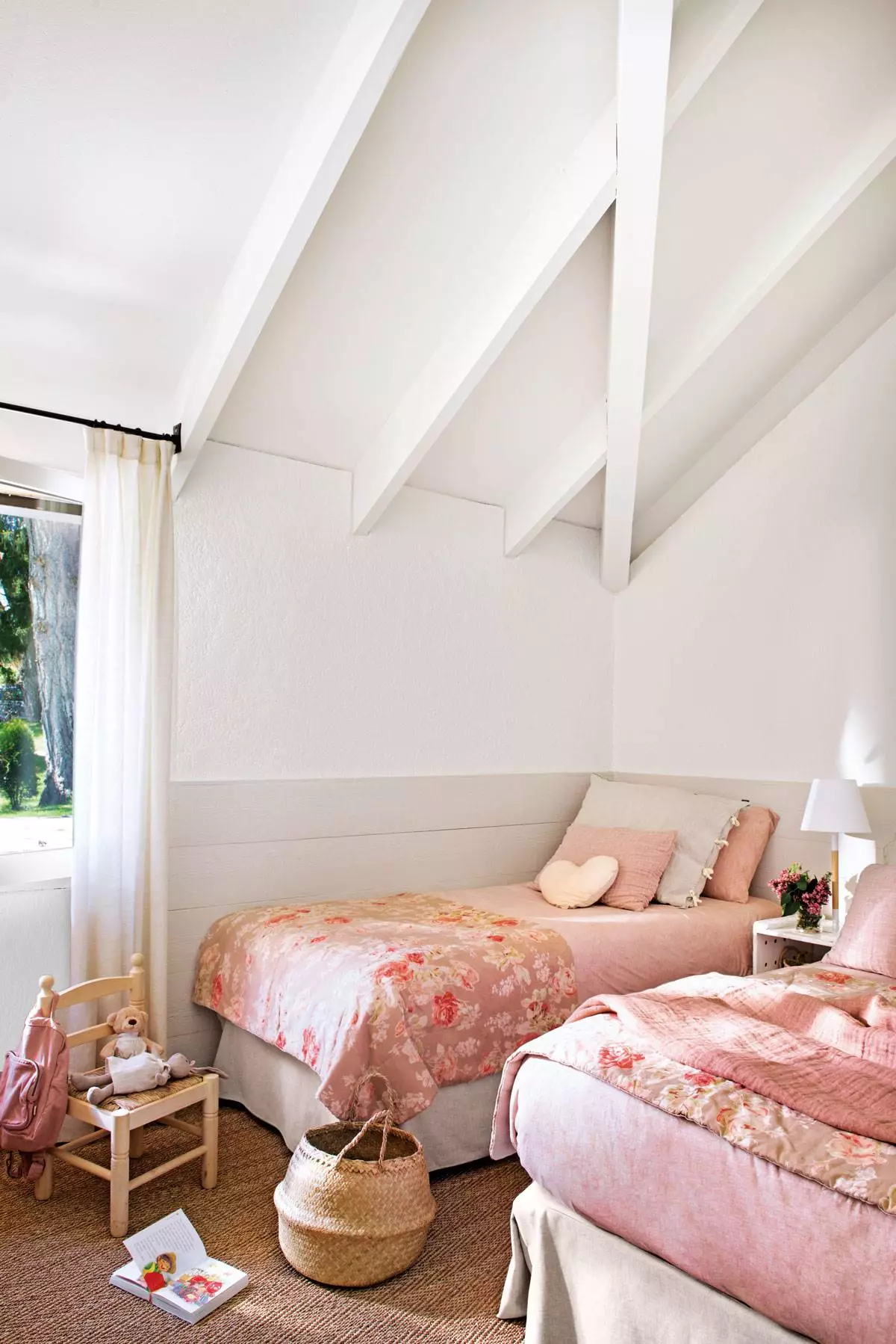 Kamar anak-anak dengan wainscot, langit-langit miring, dan tempat tidur merah muda dengan motif bunga-507342