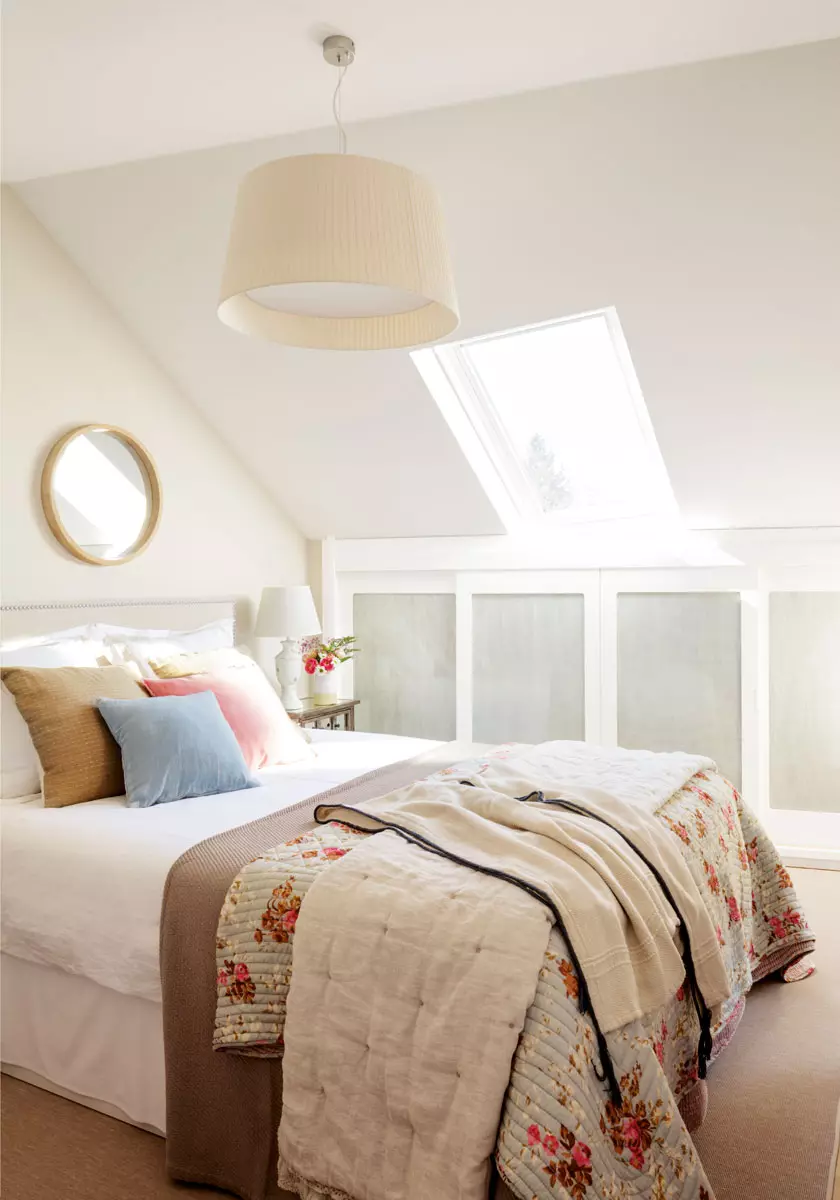 White attic bedroom na may sakop na wardrobe