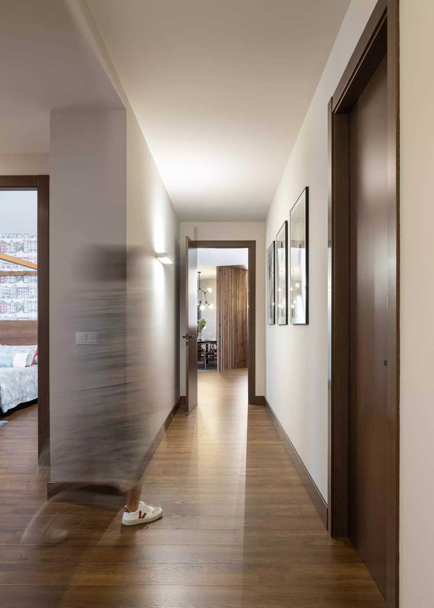 Saatos koridor apartemen biru Soldecor de Avilés