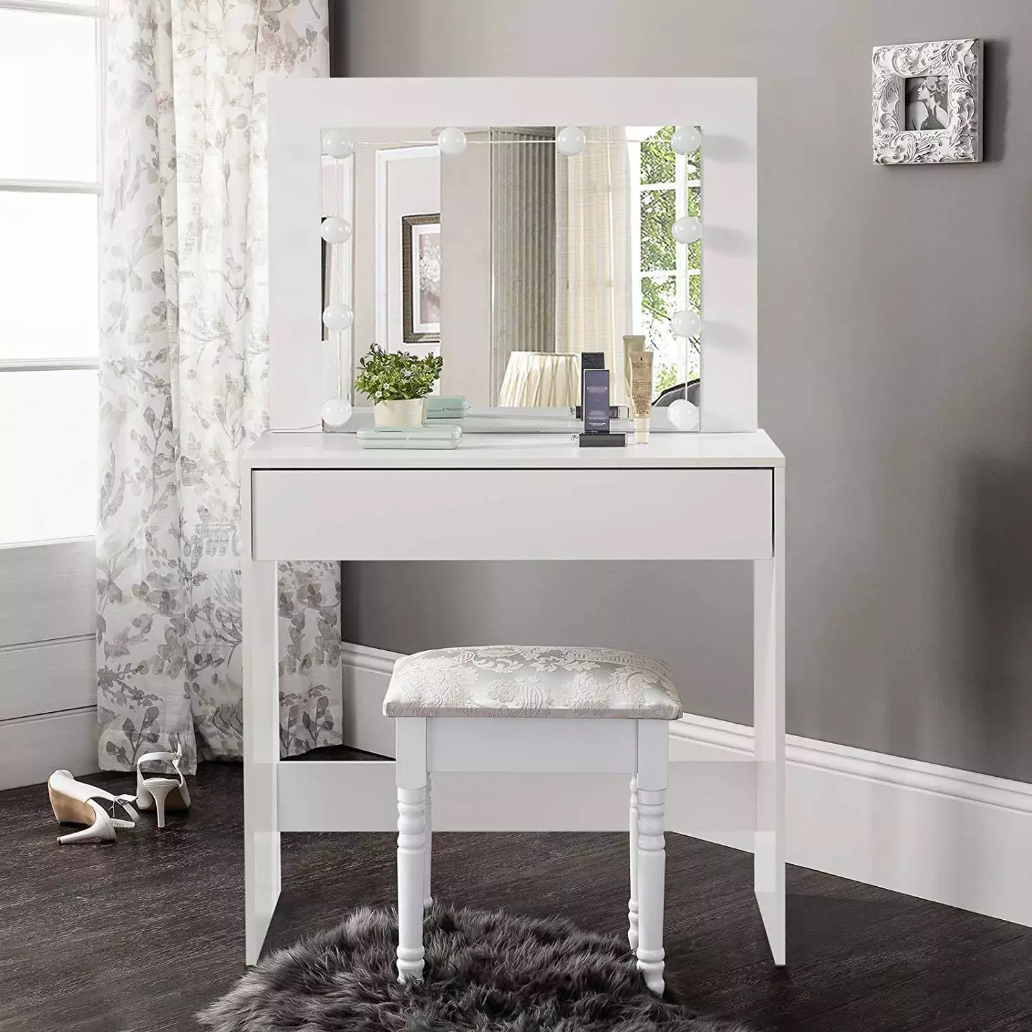 Modern White Vanity na may Lighted Mirror mula sa Amazon