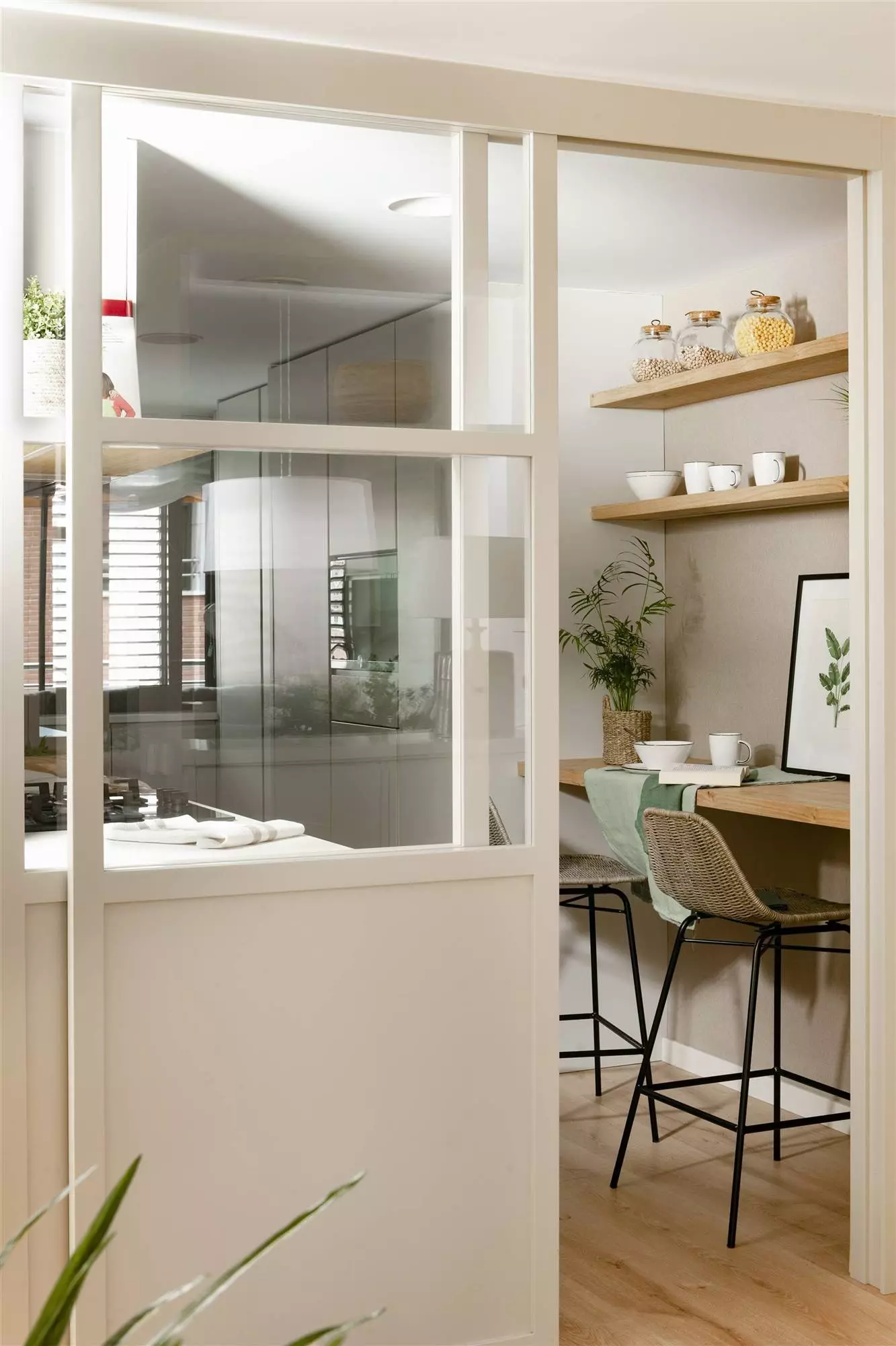 small office with sliding door 00521335