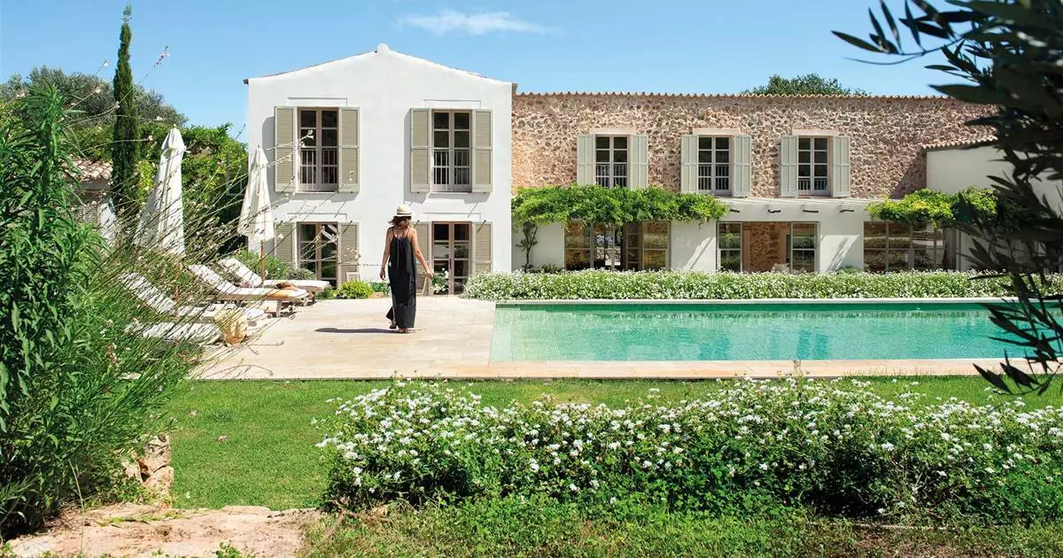 Spectacular gardens with swimming pool: a life in the open air