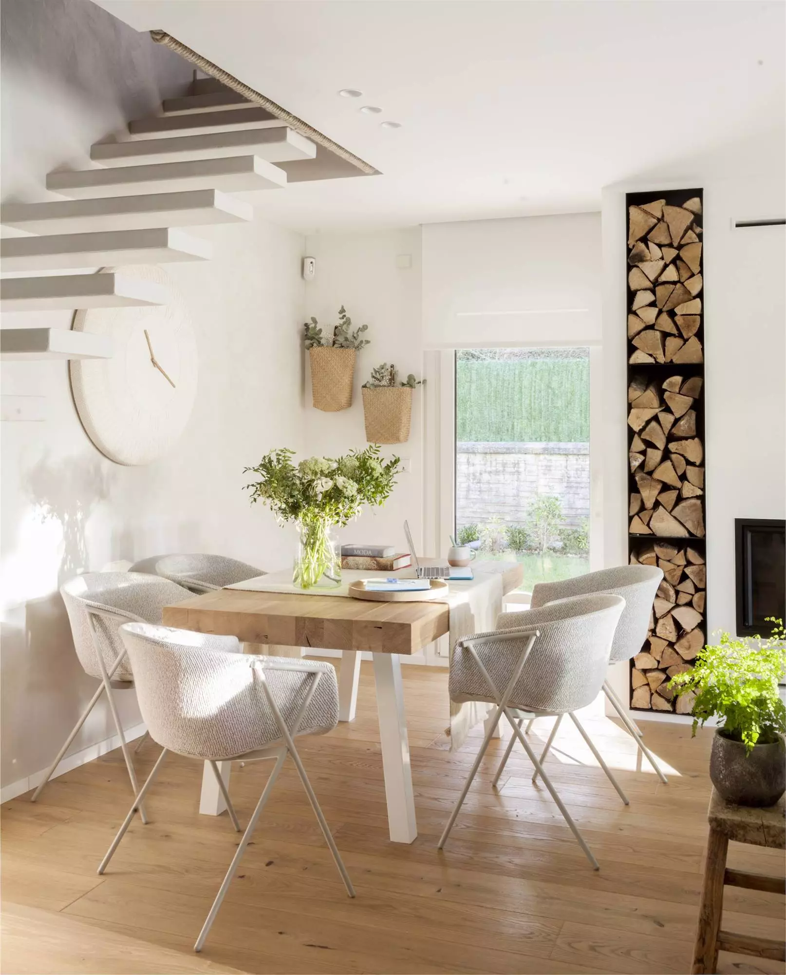 petites salles à manger avec table en bois et blanche sous l'escalier 00503777