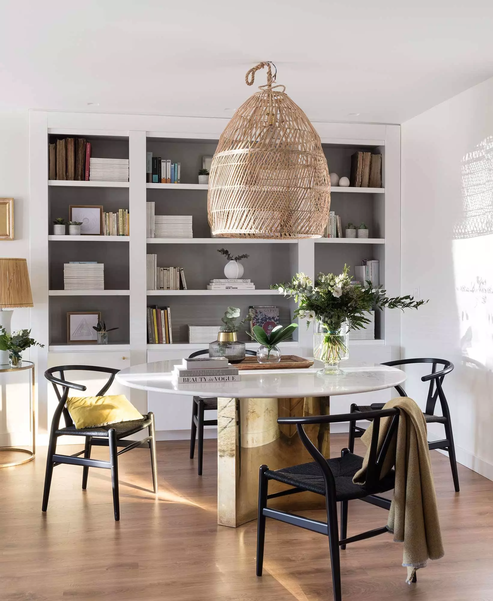 Salle à manger avec table ronde avec plateau en marbre et bibliothèque_00511509 O