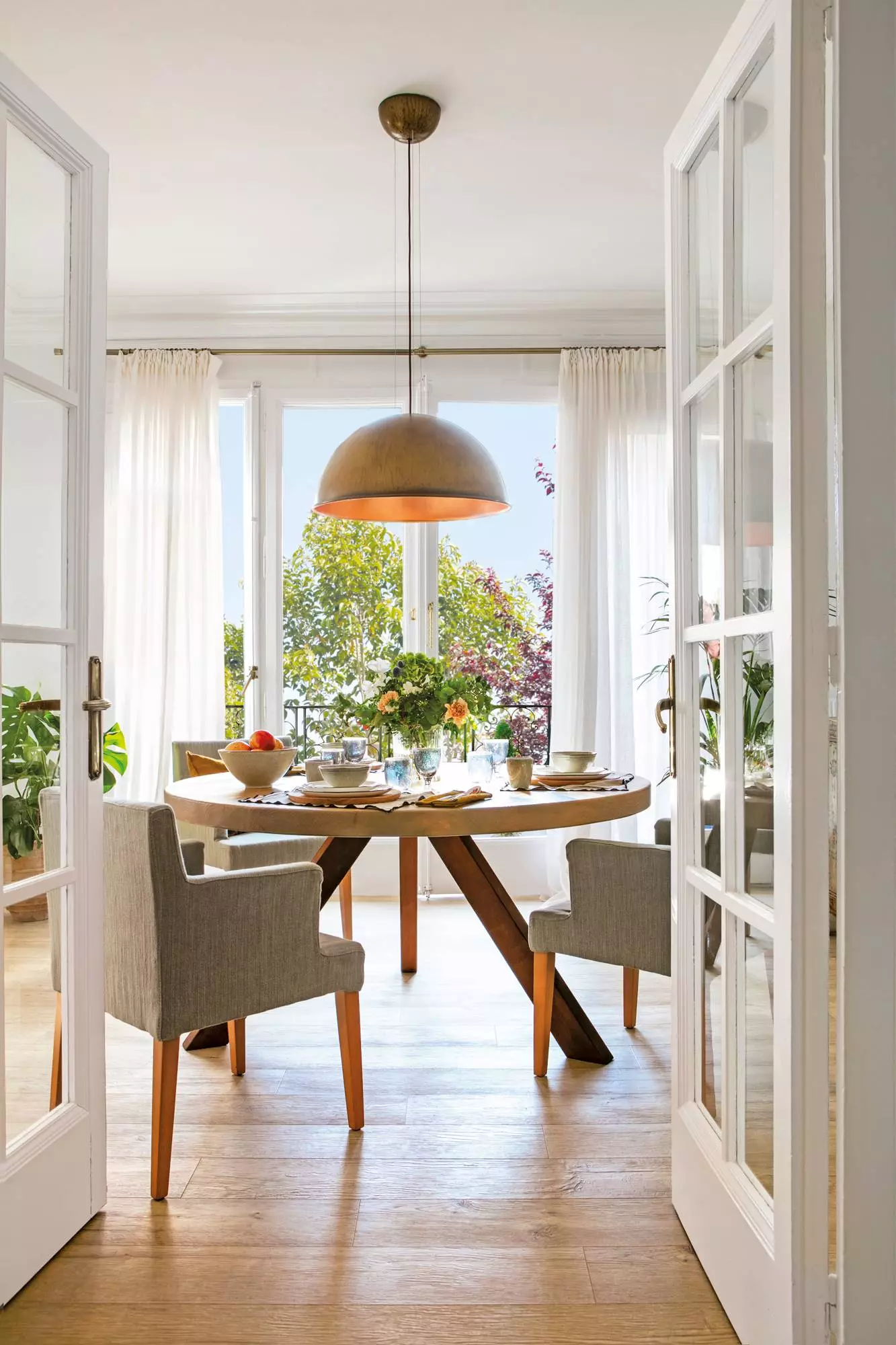 Salle à manger avec table ronde en bois_00514951