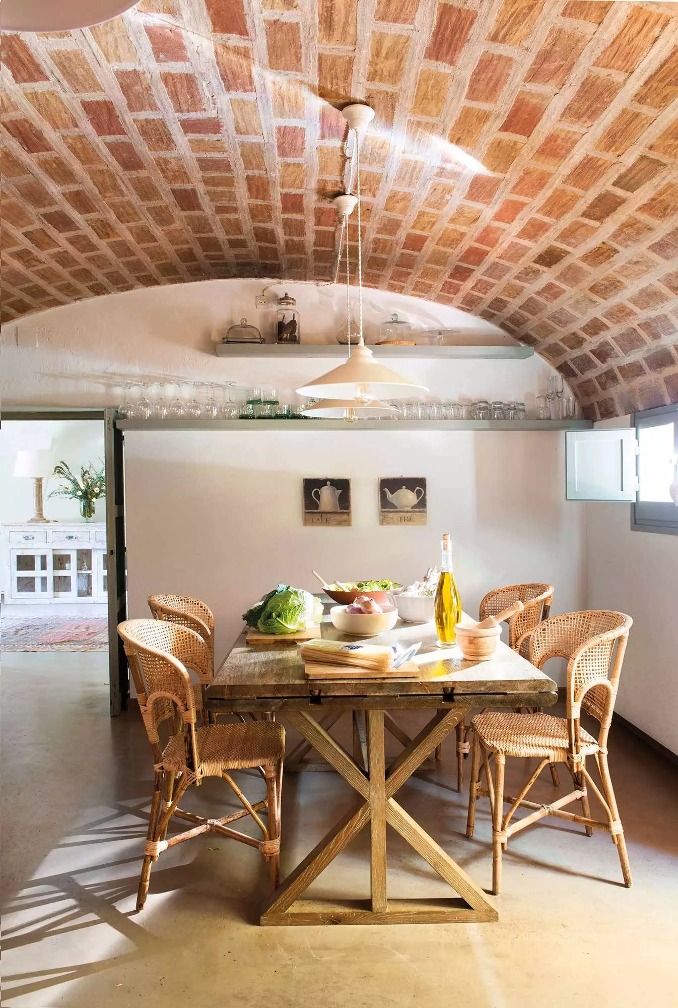 Salle à manger avec plafond voûté