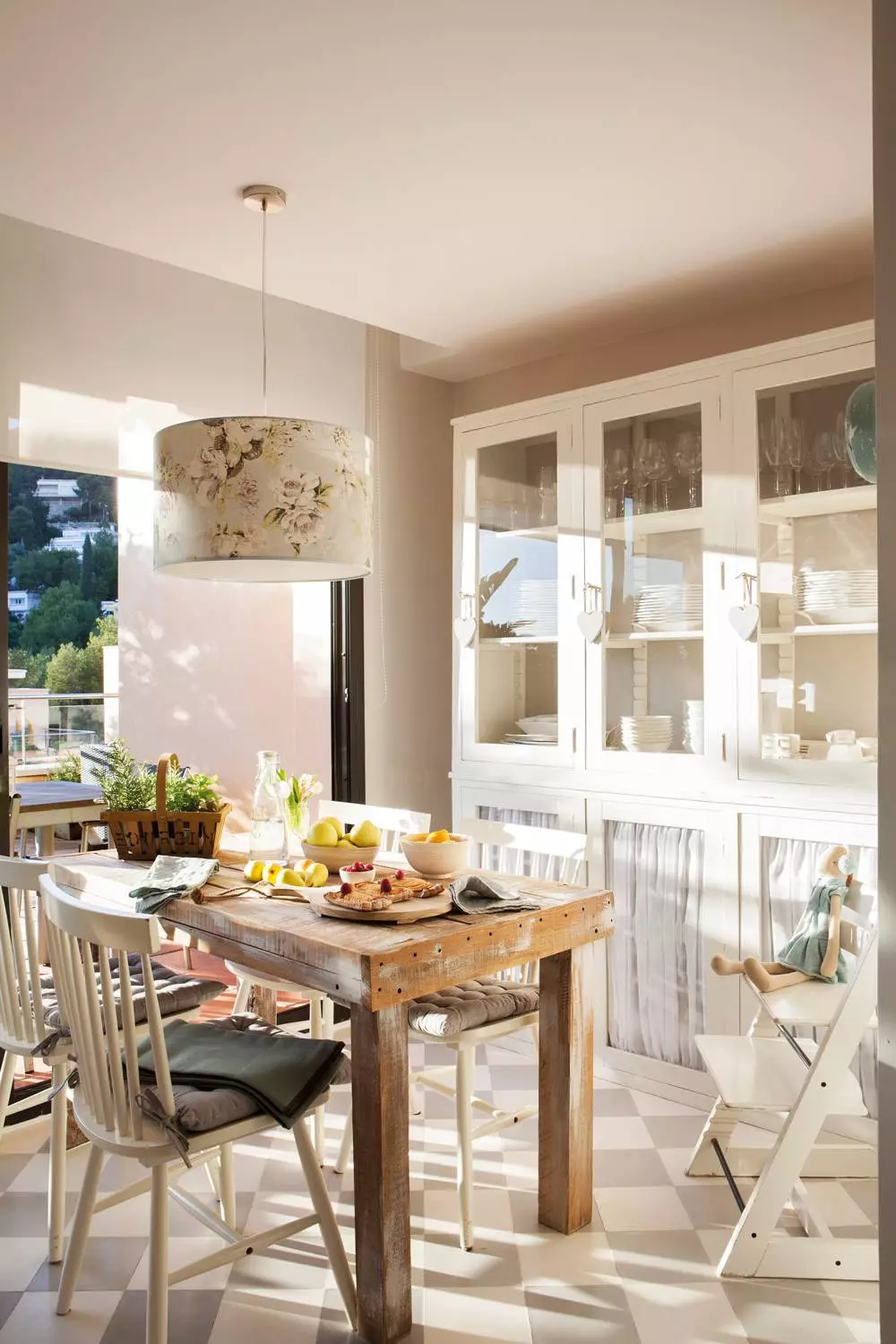 Sala de jantar com mesa de madeira e armário branco