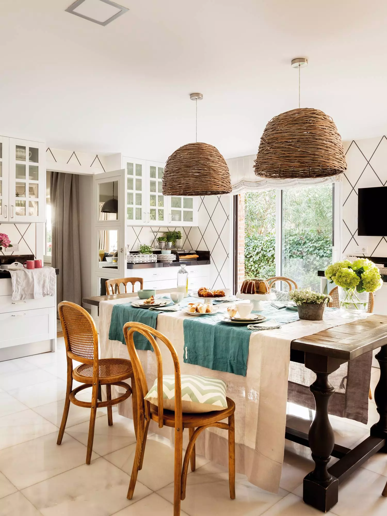 Sala de jantar com mesa preta resistente no meio da cozinha