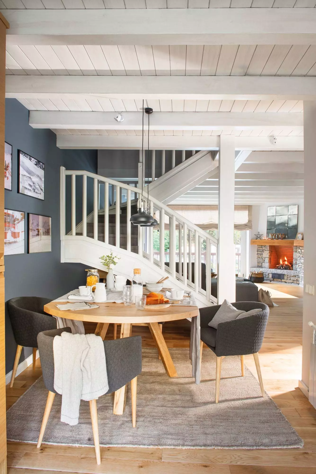 Salle à manger dans une maison de montagne intégrée à la cuisine