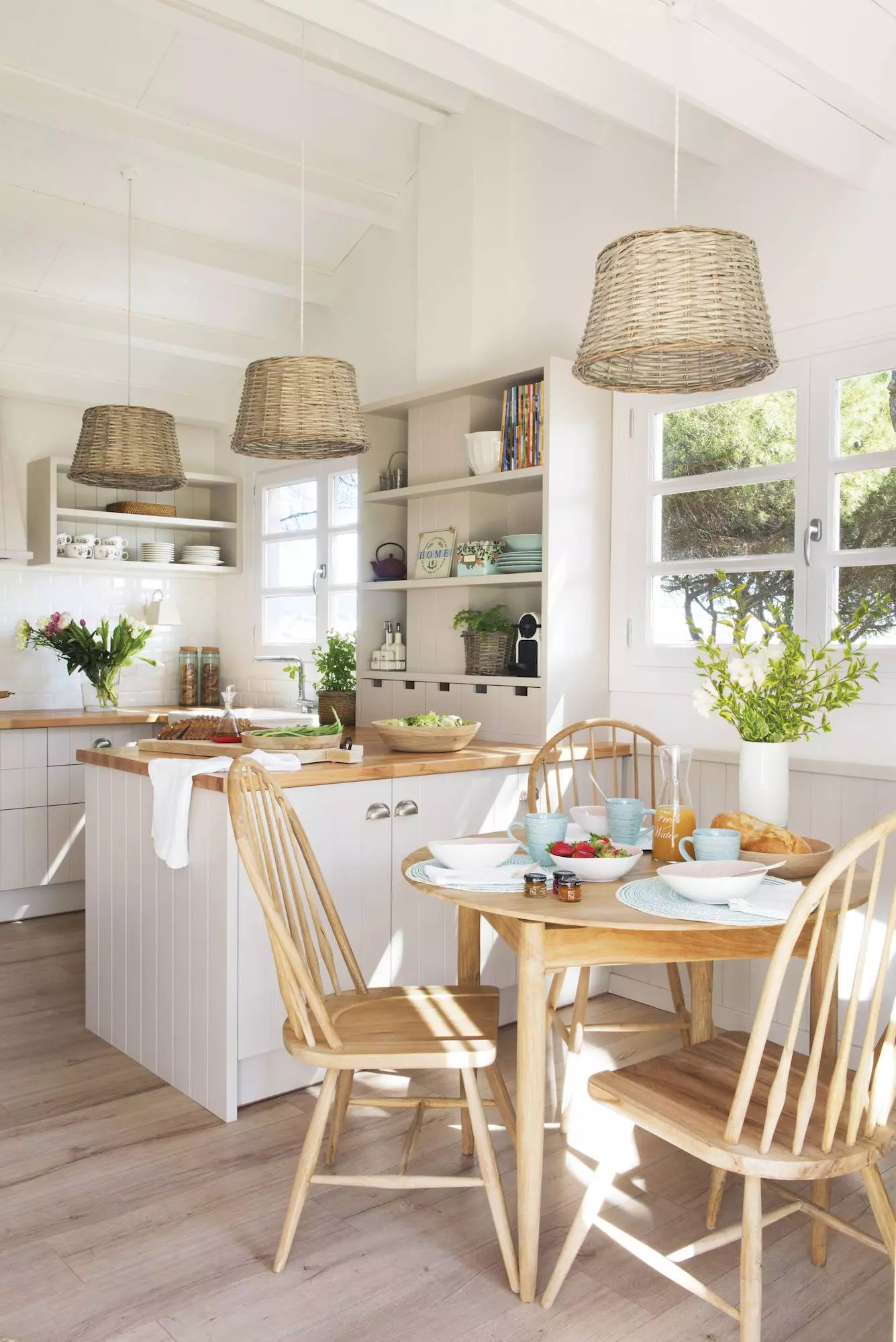 Salle à manger quotidienne avec petite table ronde intégrée à la cuisine