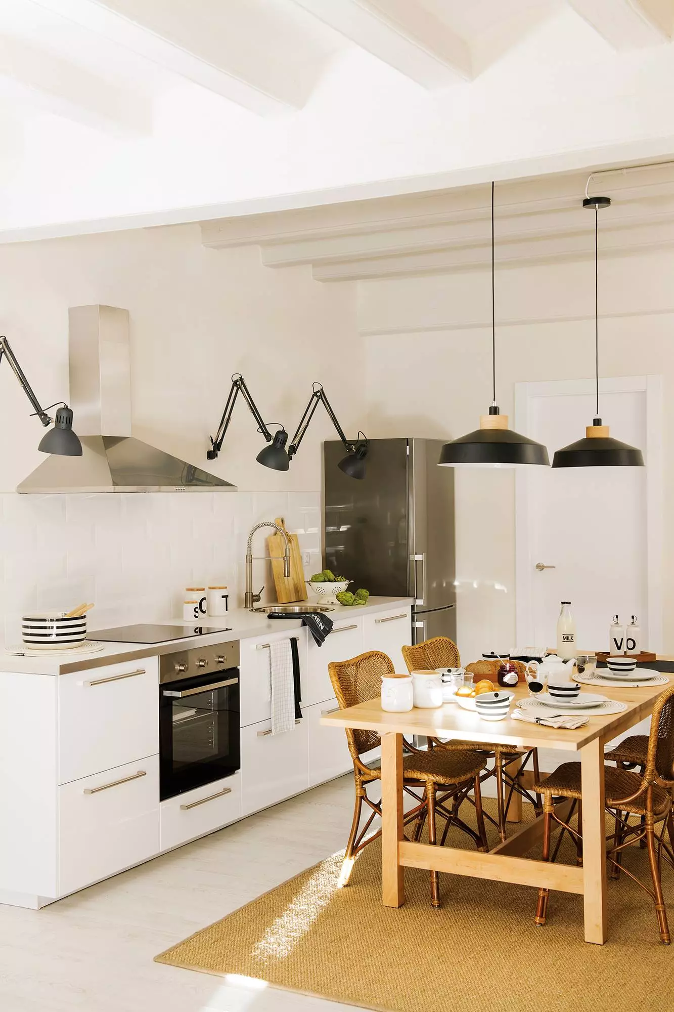 Salle à manger avec table en bois dans la cuisine noire et blanche