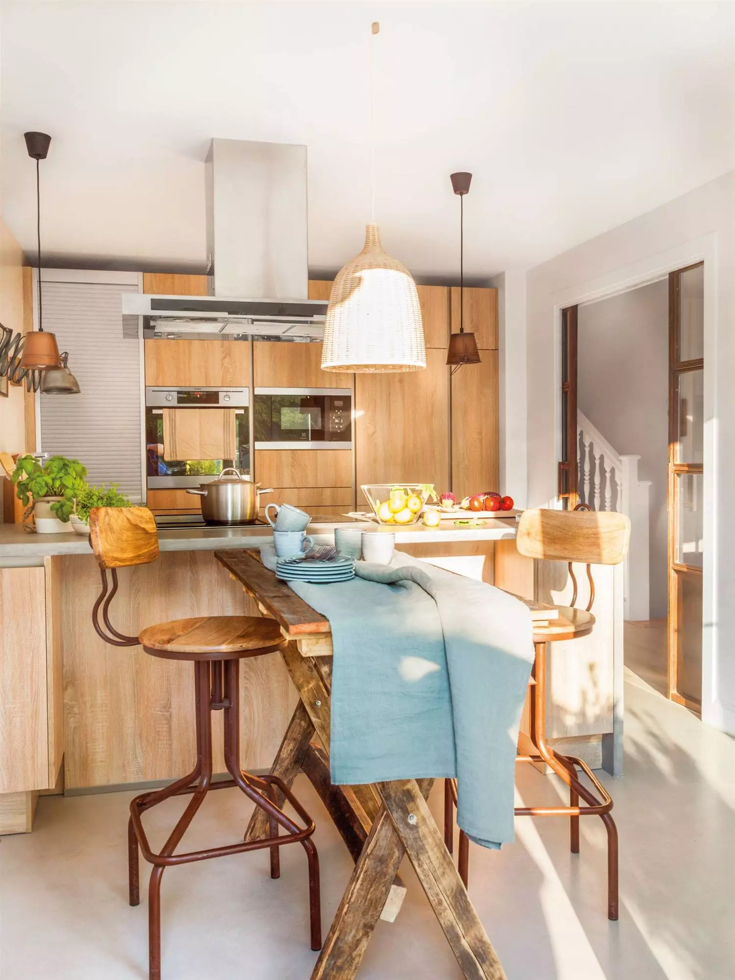 Salle à manger avec table haute en bois