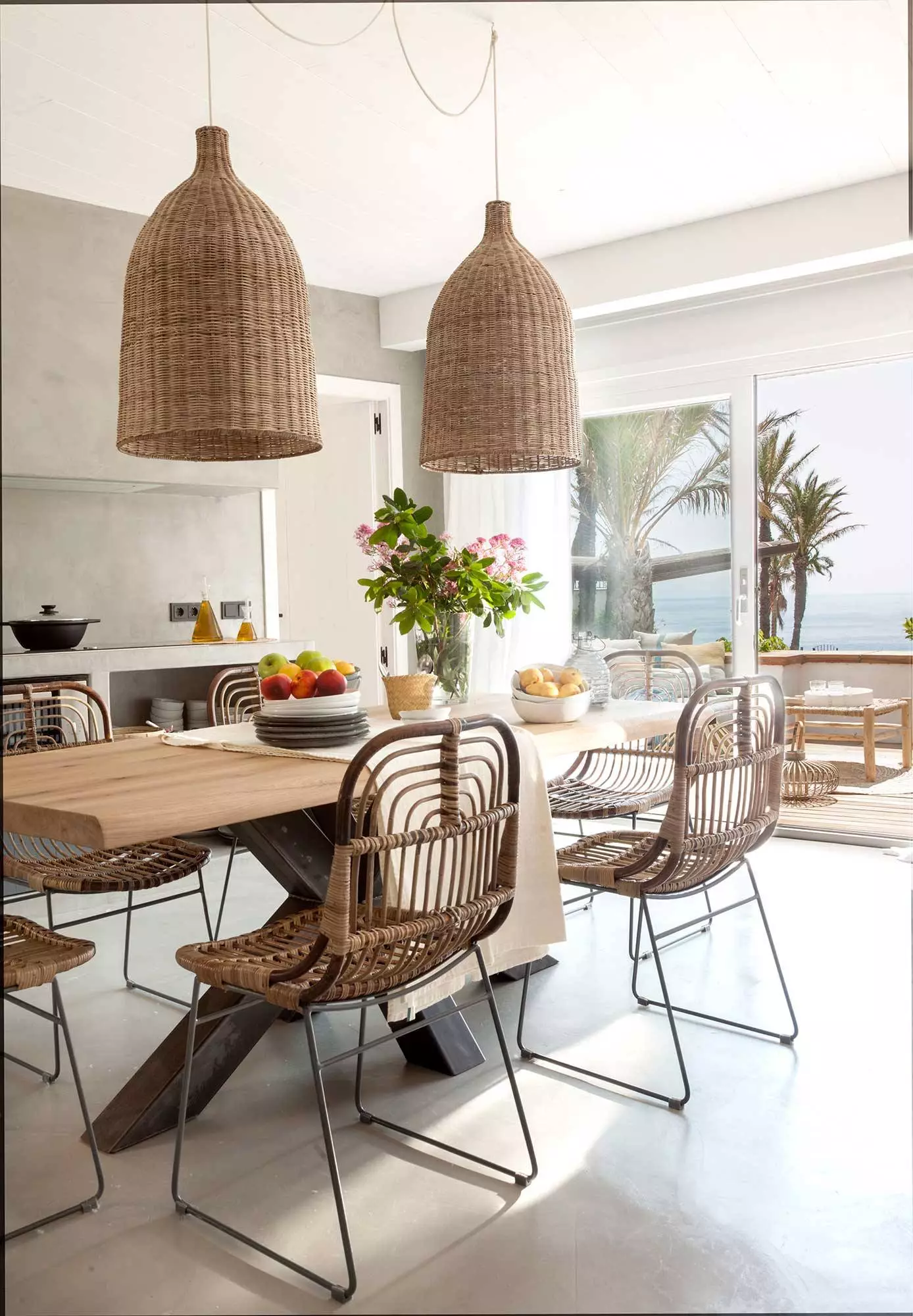 Salle à manger dans la cuisine avec table en bois avec pieds en fer