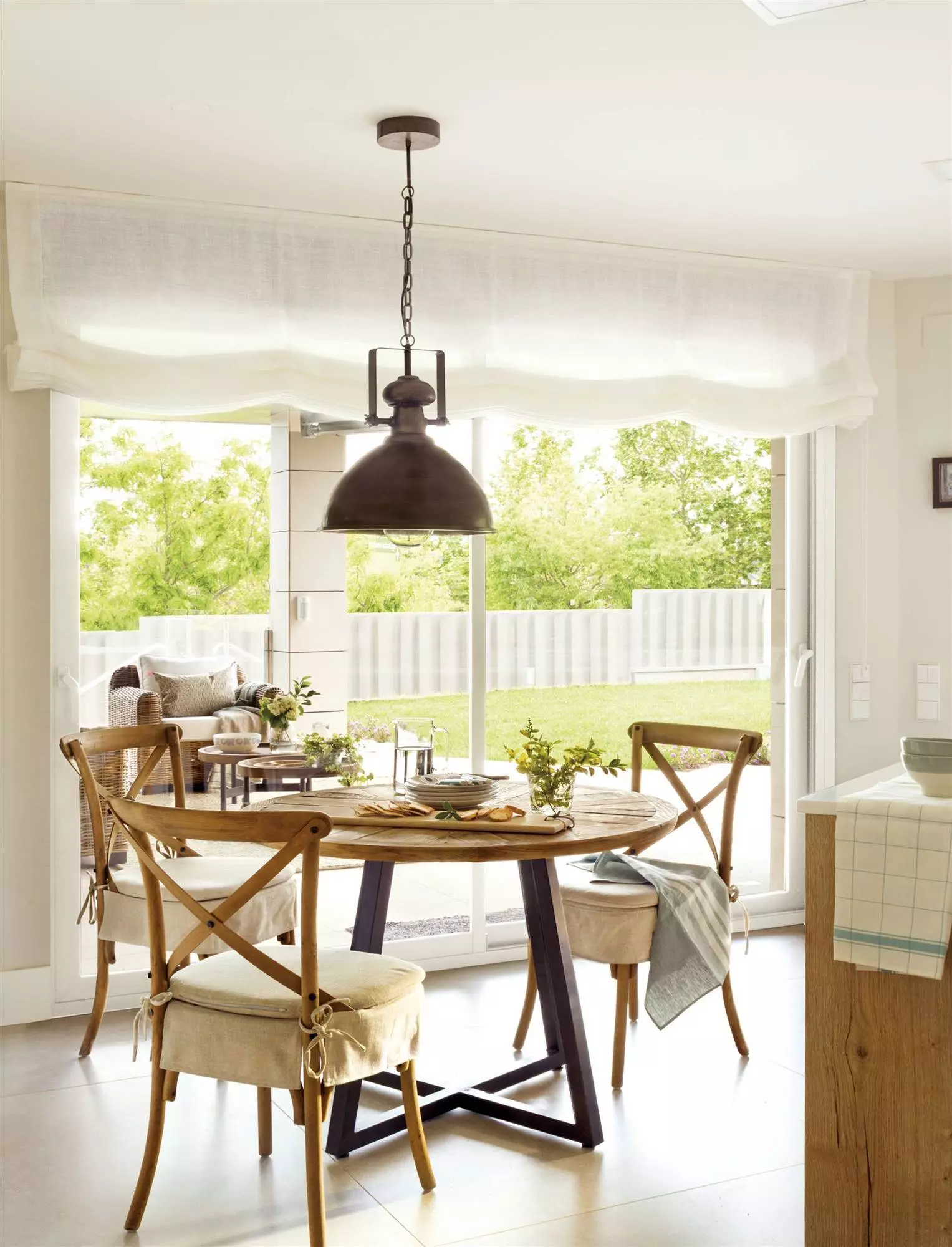 Salle à manger avec table ronde en bois et pieds en fer