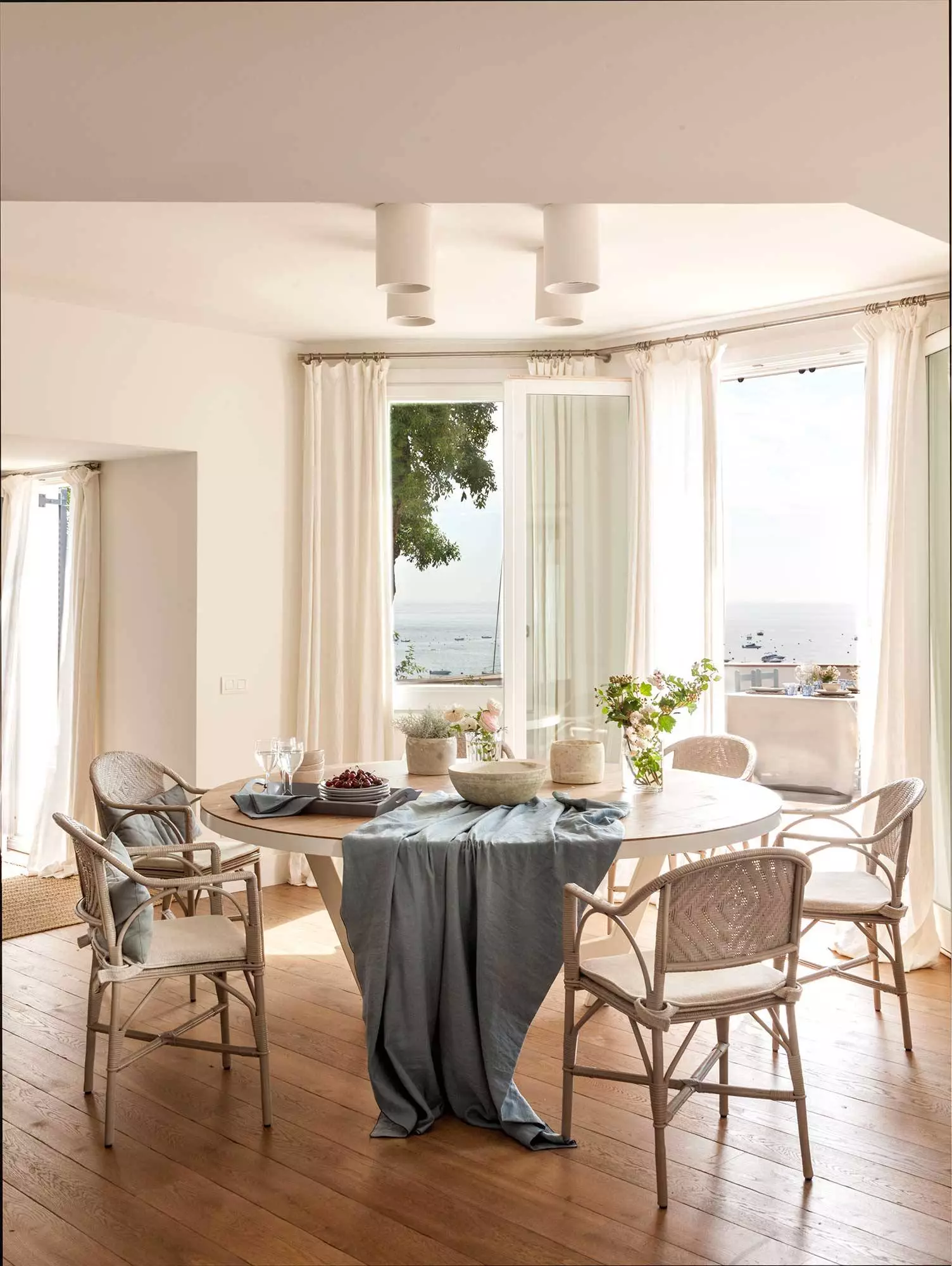 Salle à manger semi-circulaire avec vue sur la mer et table ronde