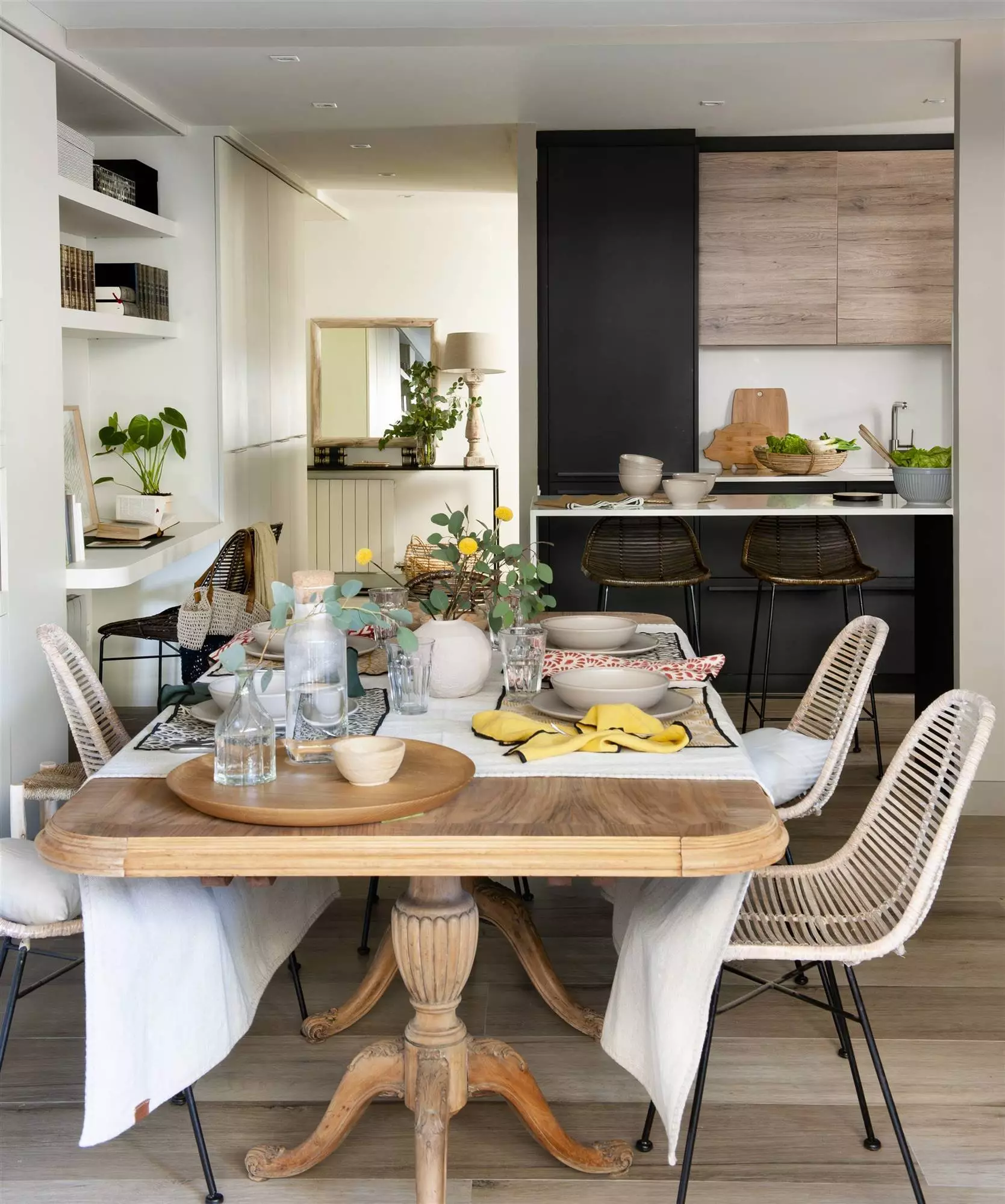 salle à manger avec table en bois reliée à la cuisine 00521420 O