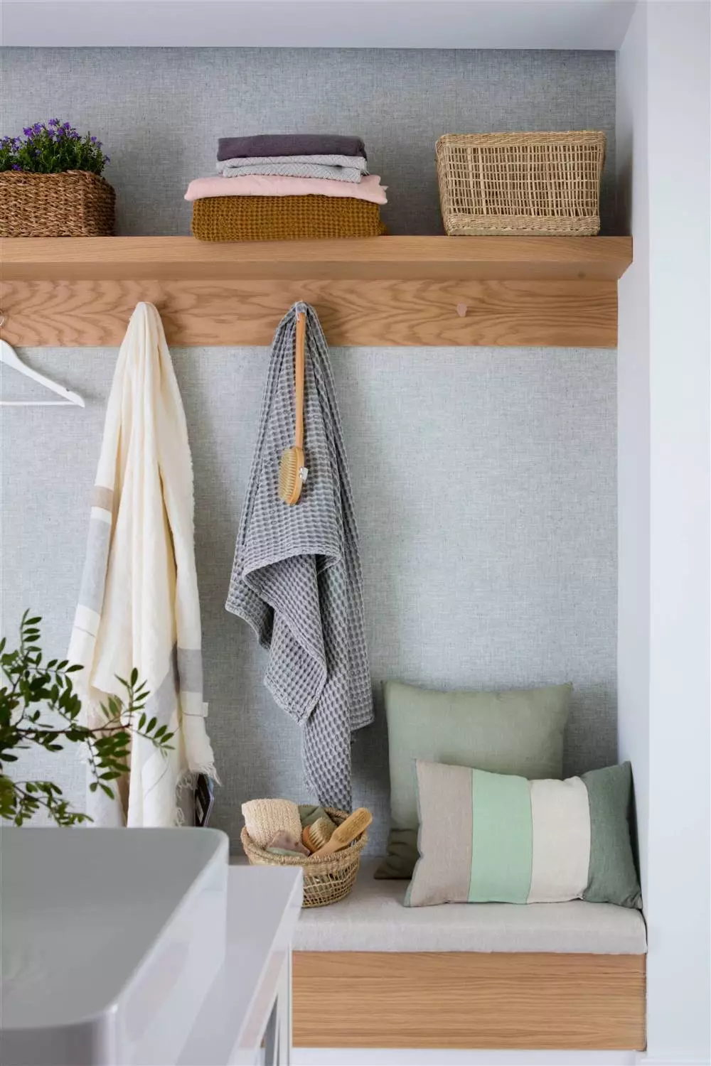 bathroom wooden shelf with towels 00526385-O