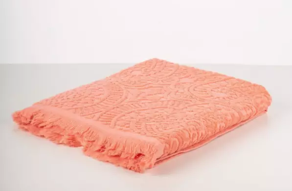 Bath towel in coral color and fringes by Casa Viva