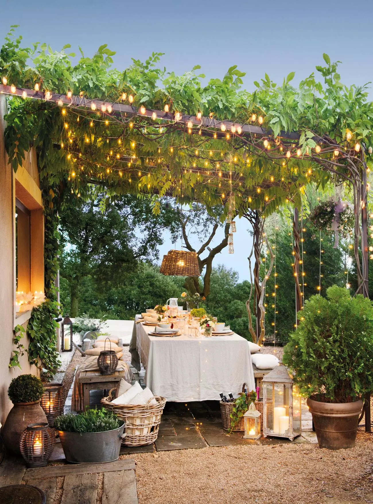 Pergola dengan ruang makan musim panas di malam hari dengan lilin 00460753