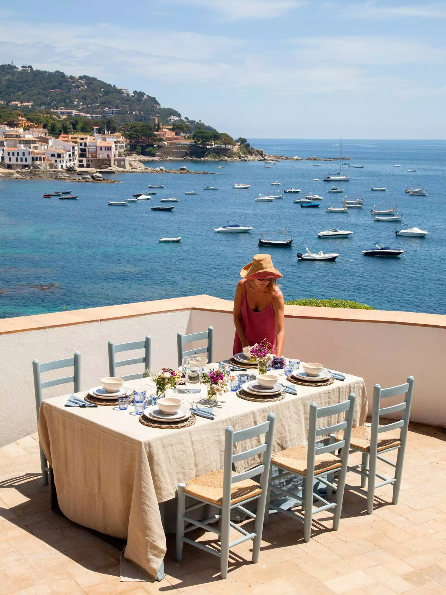 Terrazza con vista mare e sala da pranzo estiva 00435420