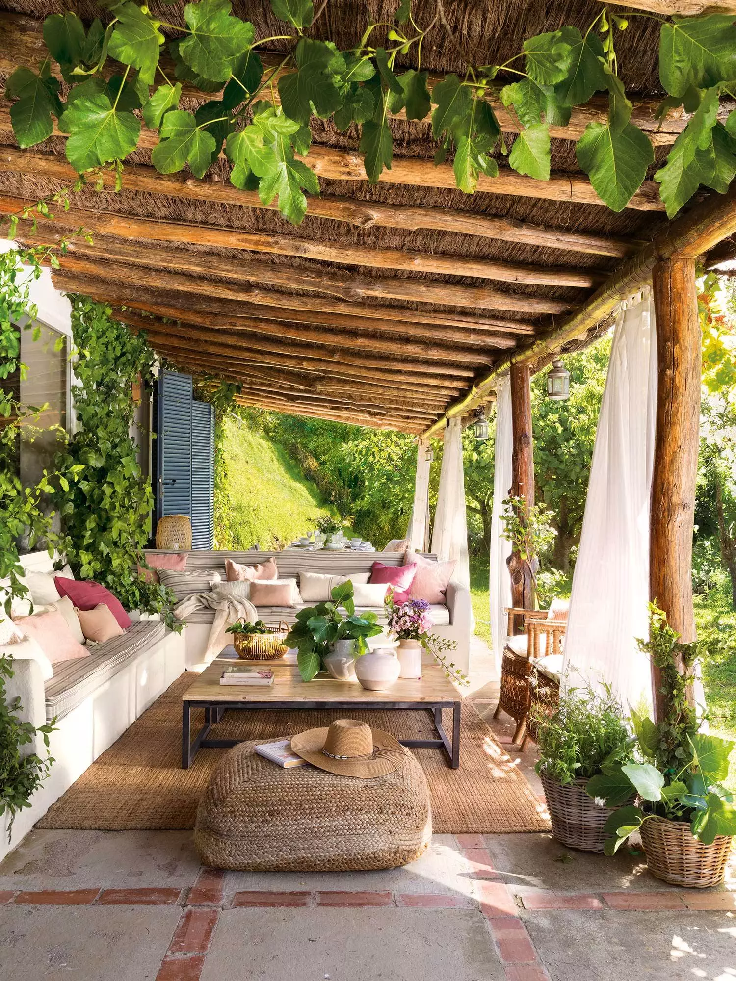 Pergola con sala da pranzo con salottino esterno 00527785