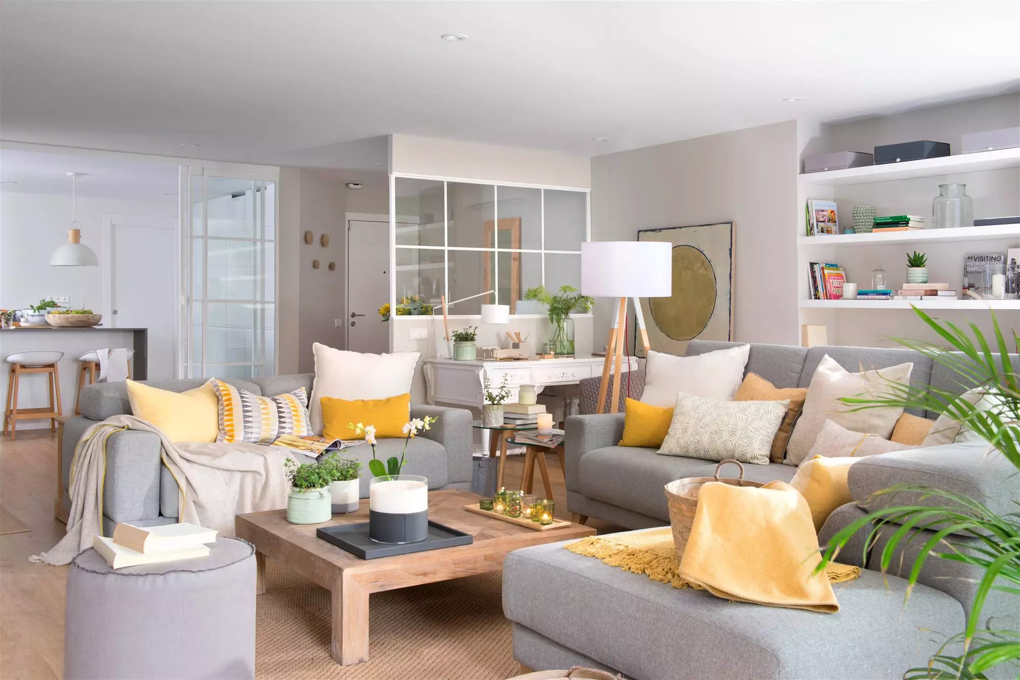 living-room-with-grey-sofas-and-yellow-and-white-cushions-00513241 O