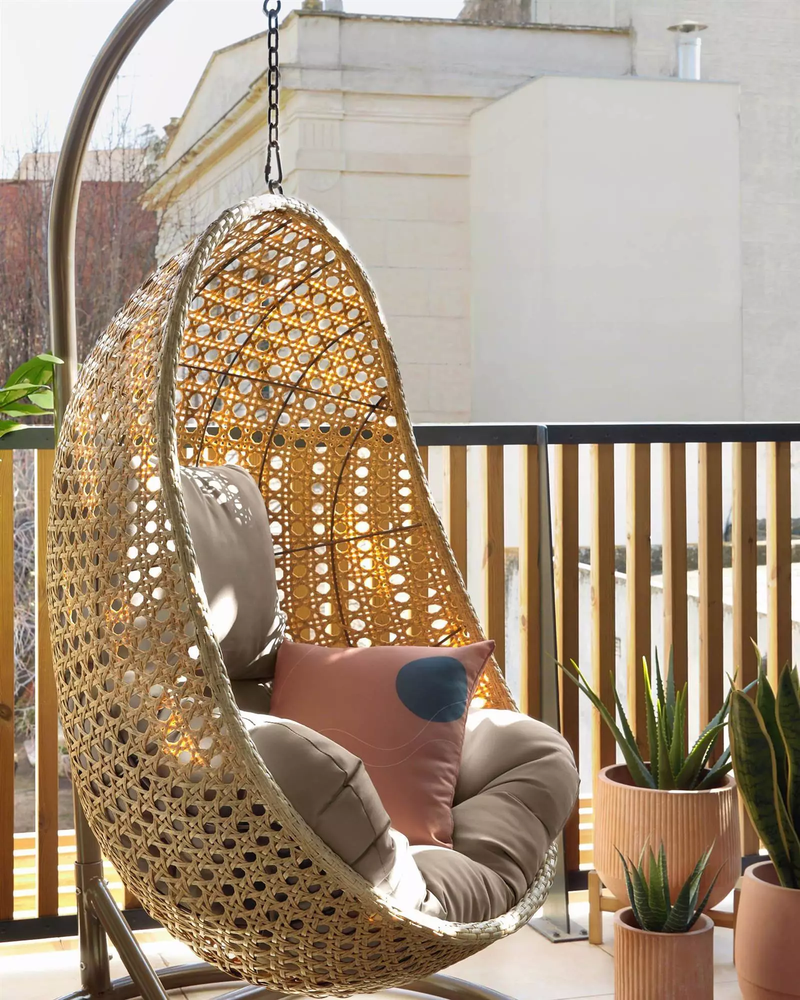 Hangende polyrattan fauteuil van Kave Home