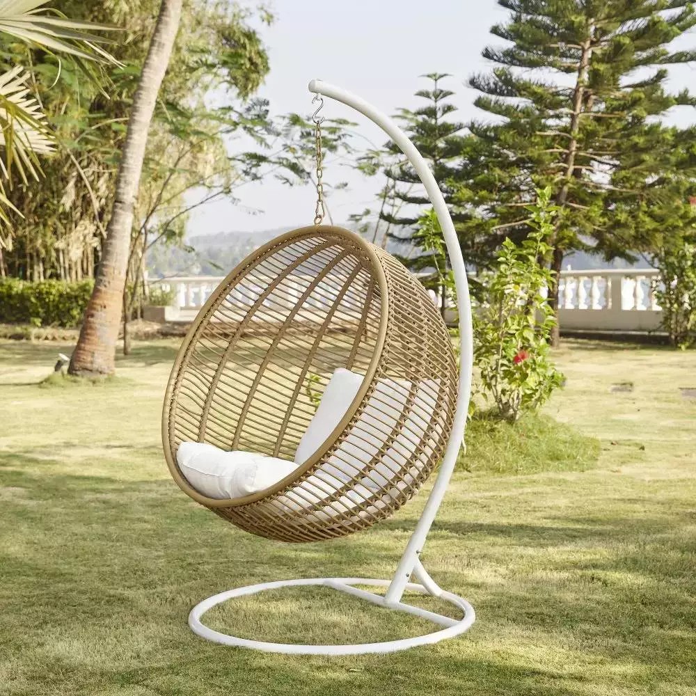 Hanging Resin Woven Armchair mei Stand út Maisons du Monde