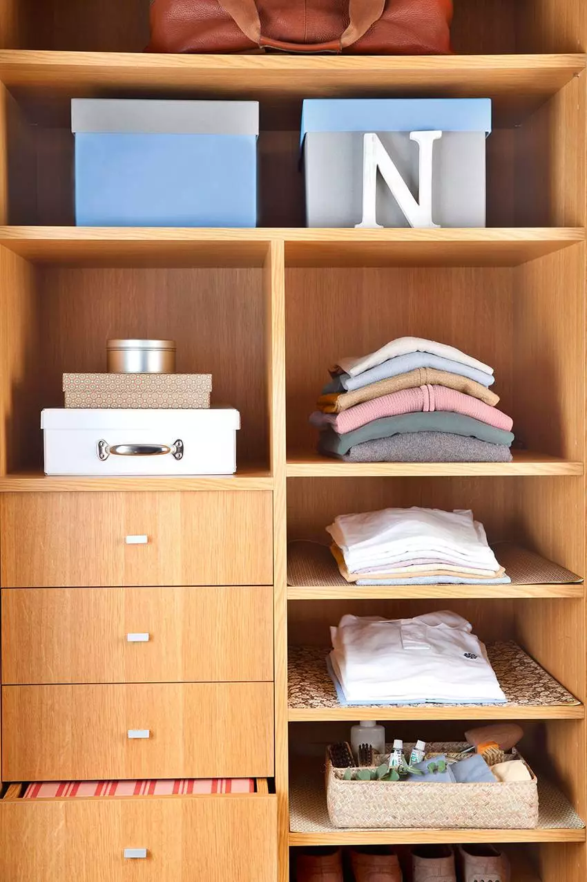 Ime ụlọ ime ụlọ nwere shelves na drawer maka uwe