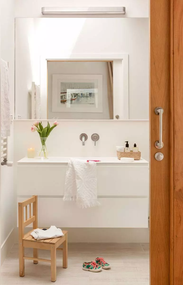 petite-salle-de-bain-avec-meuble-lavabo-en-porte-a-faux-et-robinets-encastres-avec-miroir-encastre-et-porte-coulissante 411031 O