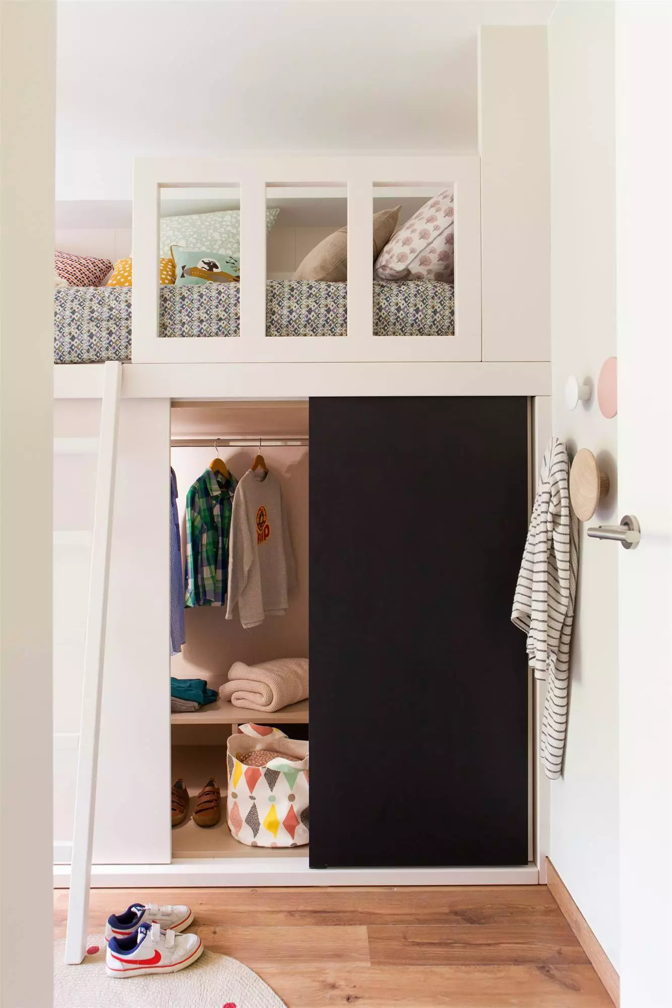 46. Chambre d'enfants avec lit surélevé et armoire 435771