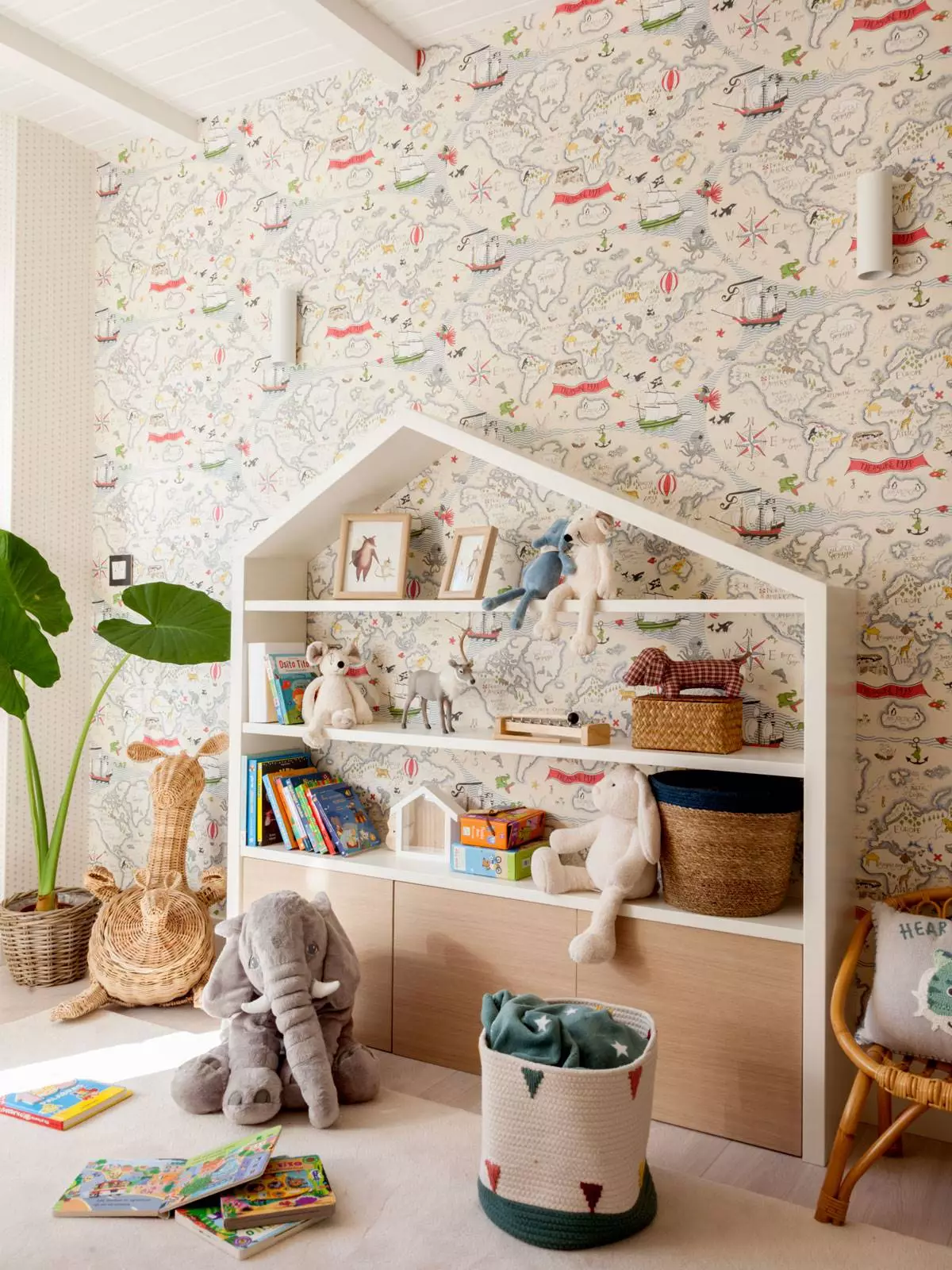 Aire de jeux avec papier peint, meubles en forme de maison, jouets et tapis-522729 O