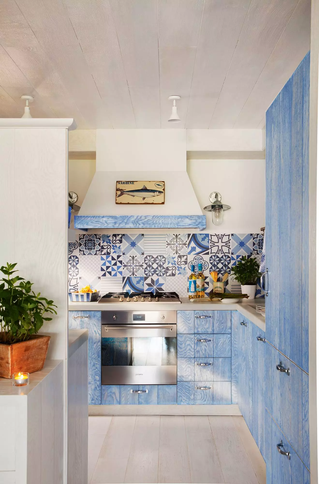 Keuken met blauwe meubels_ 00408097